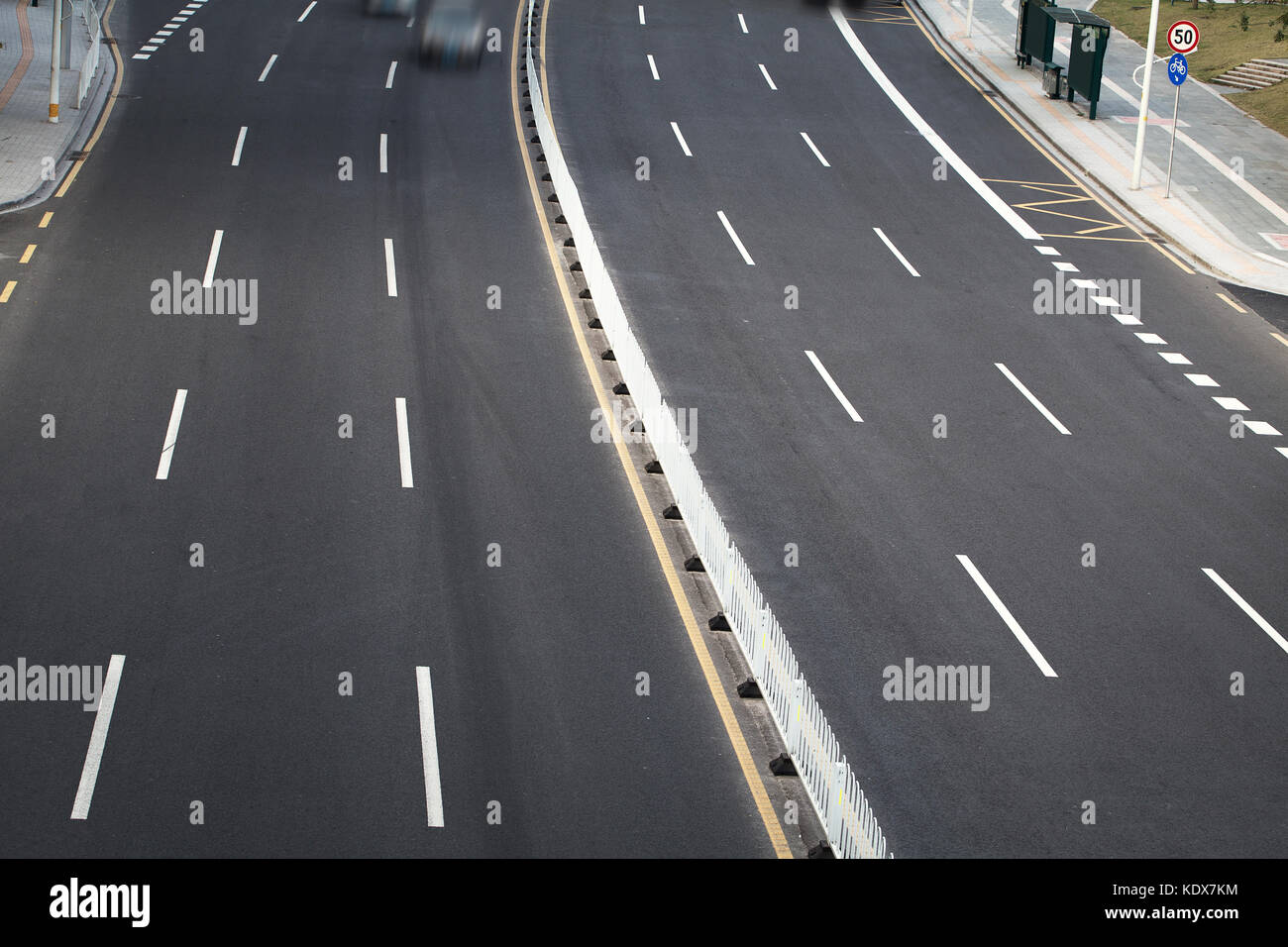 Curved white traffic line hi-res stock photography and images - Alamy