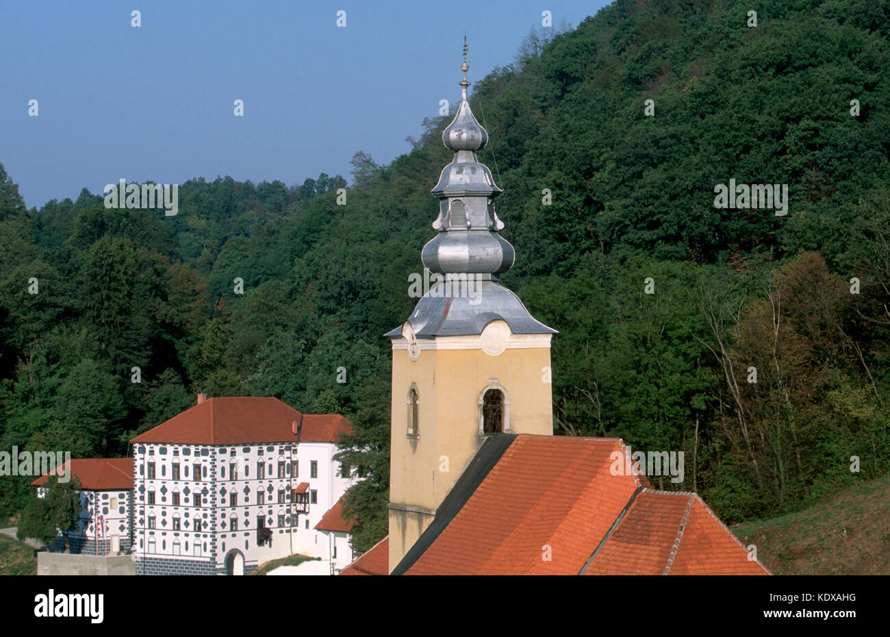 Slowenien, Rogatec, Kirche und Schloss Stock Photo - Alamy