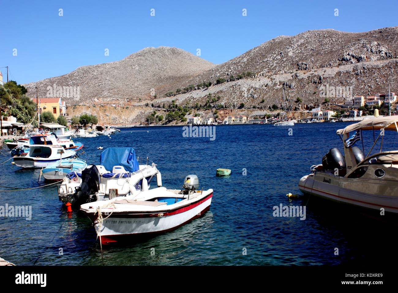 Houses and boats in the Harani Bay area of Symi Town, Dodecanese ...