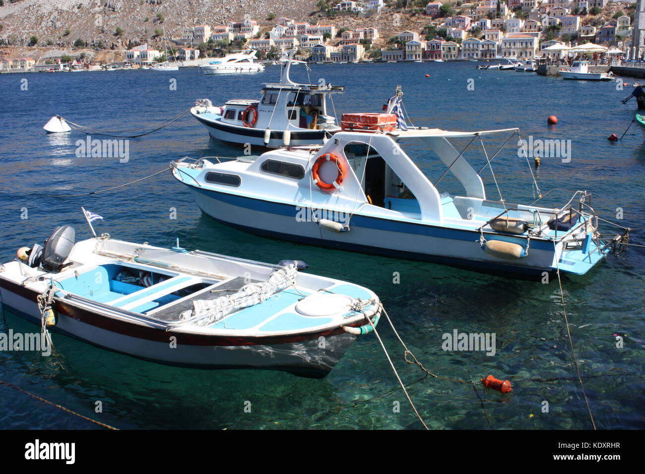 Houses and boats in the Harani Bay area of Symi Town, Dodecanese ...