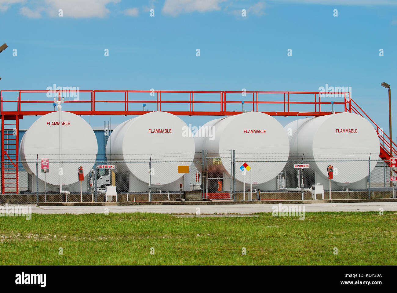 Jet fuel storage hi-res stock photography and images - Alamy