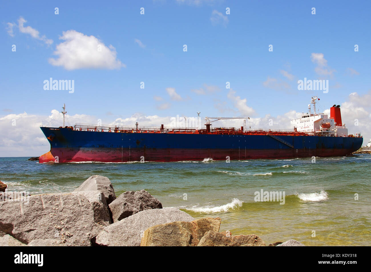 Heavy cargo ship hi-res stock photography and images - Alamy