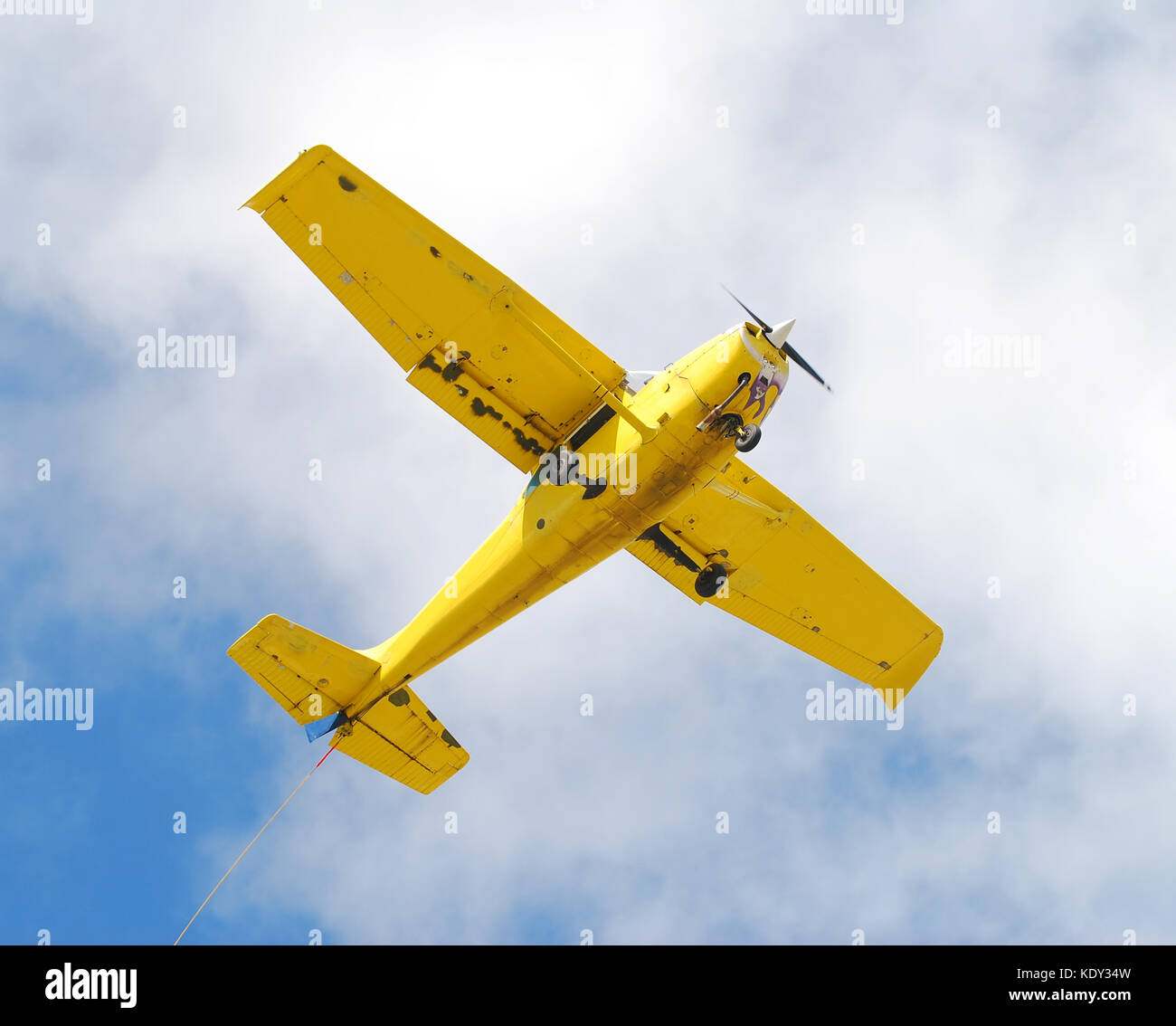 Airplane passing overhead hi-res stock photography and images - Alamy