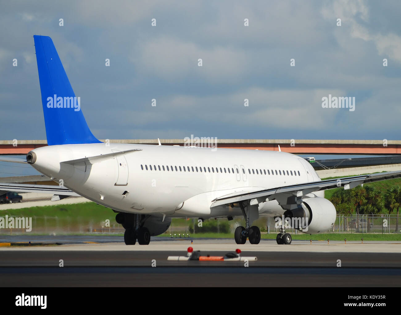 Rear view image of departing passenger jet Stock Photo - Alamy