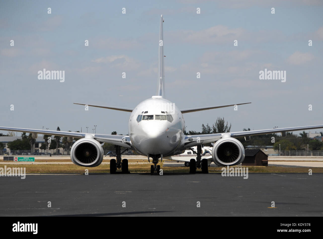 Stationary passenger jet hi-res stock photography and images - Alamy