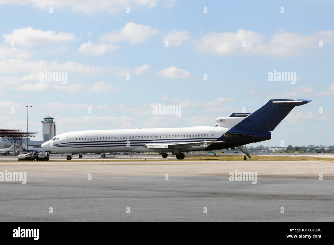 Side view of passenger jet airplane on tarmac Stock Photo - Alamy