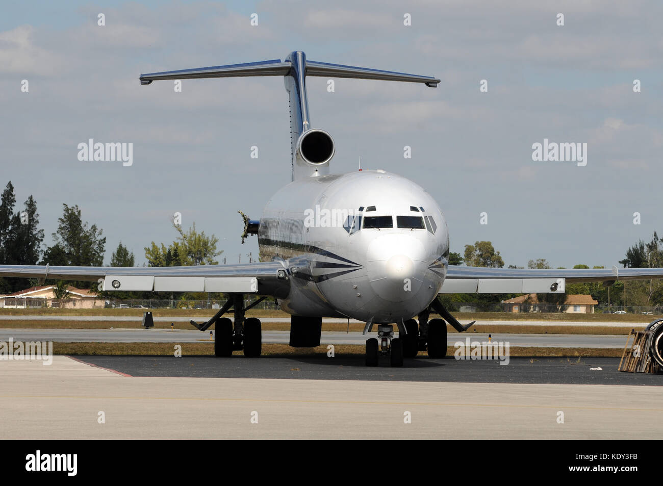 Passenger jet airplane with missing engines Stock Photo - Alamy