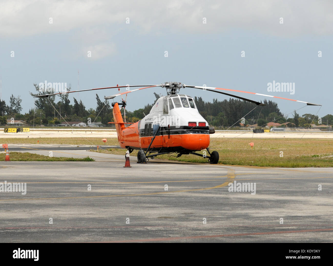 Old helicopter hi-res stock photography and images - Alamy