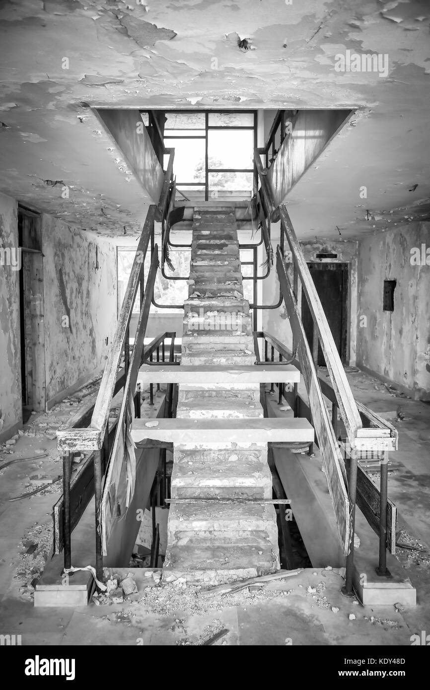 Old Abandoned Ruined Stairs HD Wallpaper: Old Building, Ruins, Stairs,