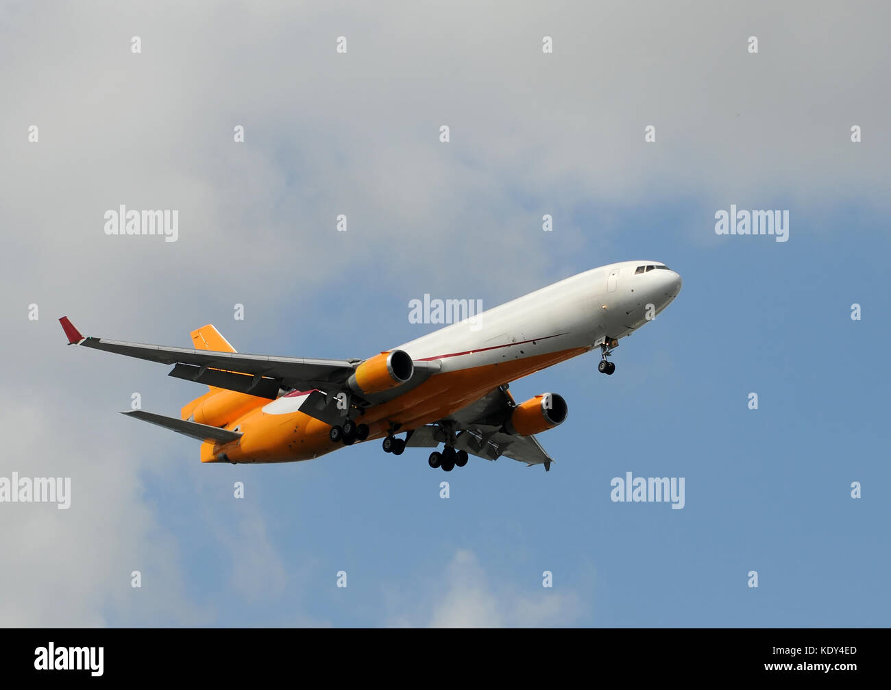 Jet aircraft approaching before landing hi-res stock photography and ...