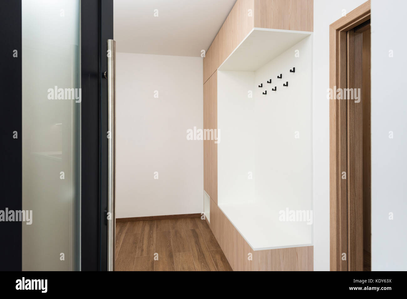 Entrance hall white house hi-res stock photography and images - Alamy
