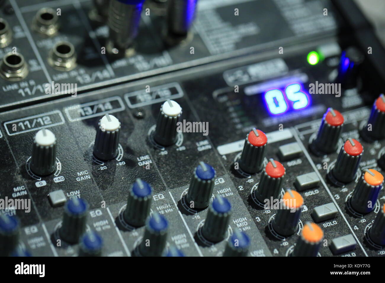 Tv mounting hi-res stock photography and images - Alamy