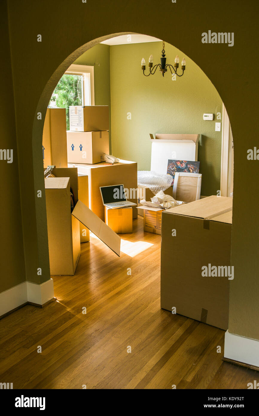 Moving home packing boxes hi-res stock photography and images - Alamy