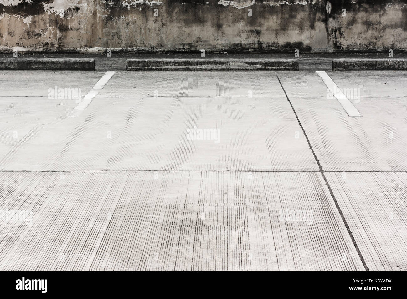 Empty car parking lot hi-res stock photography and images - Alamy