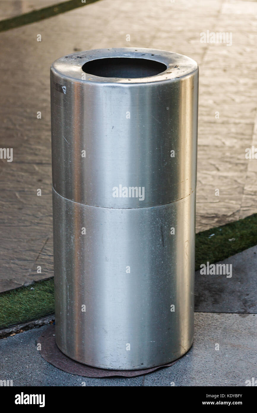 Empty dust bin hi-res stock photography and images - Alamy