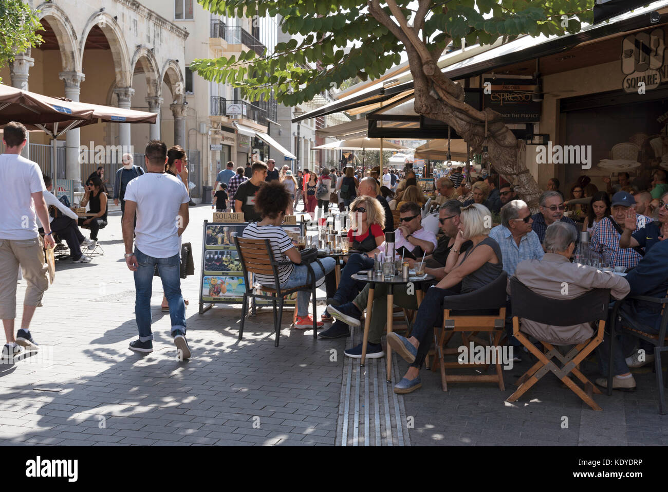 Heraklion, Crete, Greece. A busy bar taverna on the Platia Venizelou in ...