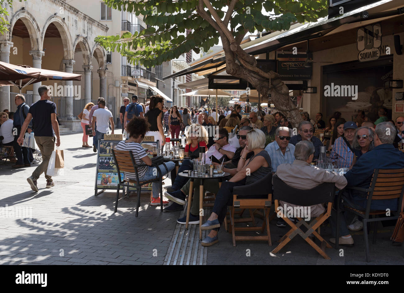 Heraklion, Crete, Greece. A busy bar taverna on the Platia Venizelou in ...