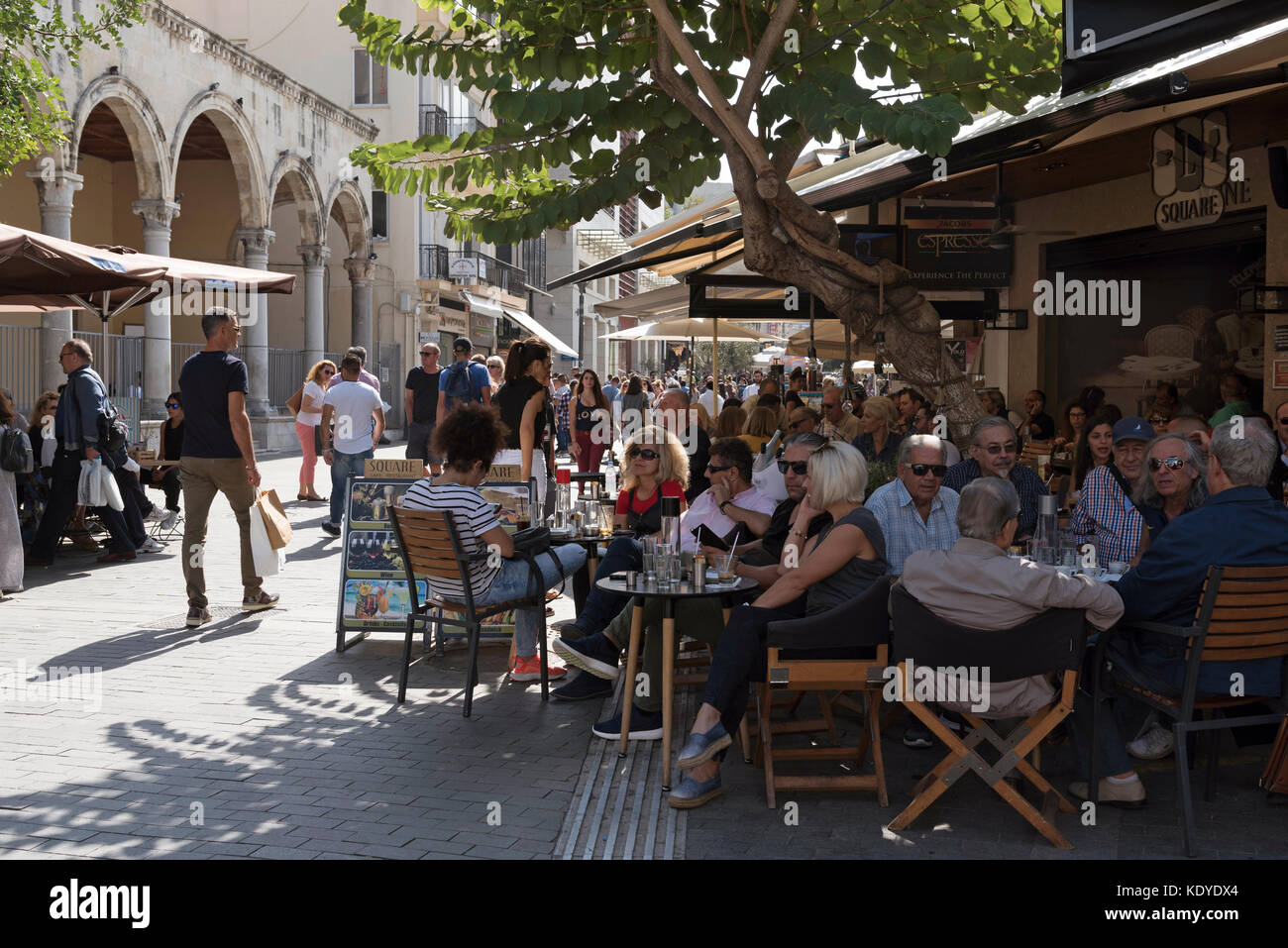 Heraklion, Crete, Greece. A busy bar taverna on the Platia Venizelou in ...