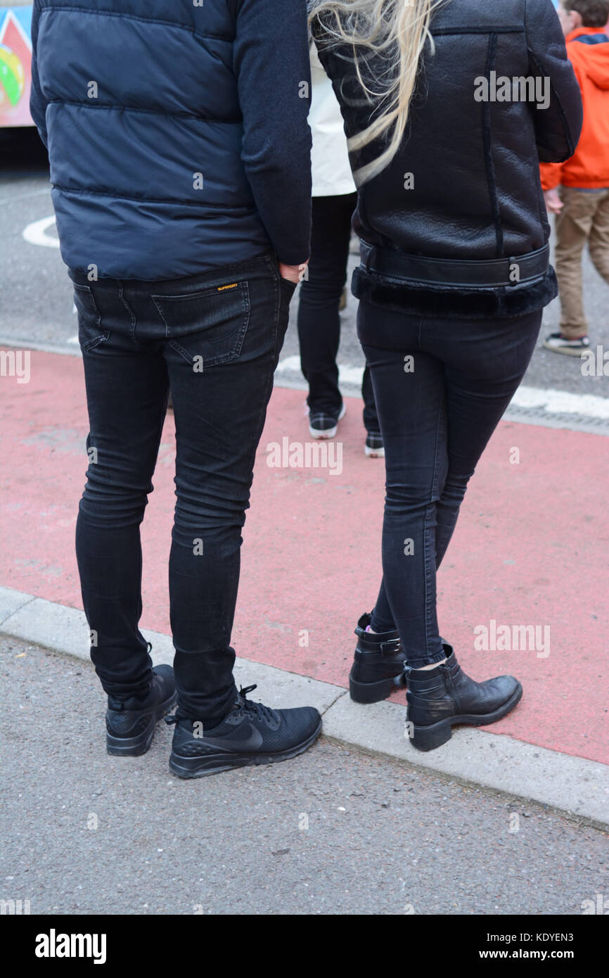 Feet crossed hi-res stock photography and images - Alamy