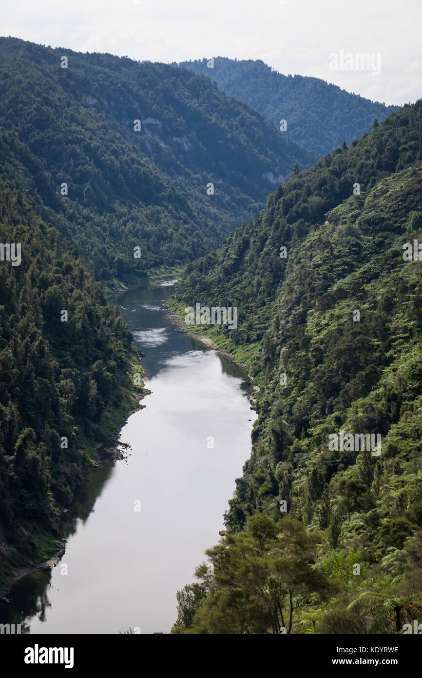The beautiful landscape of the Whanganui River and surrounding hills ...