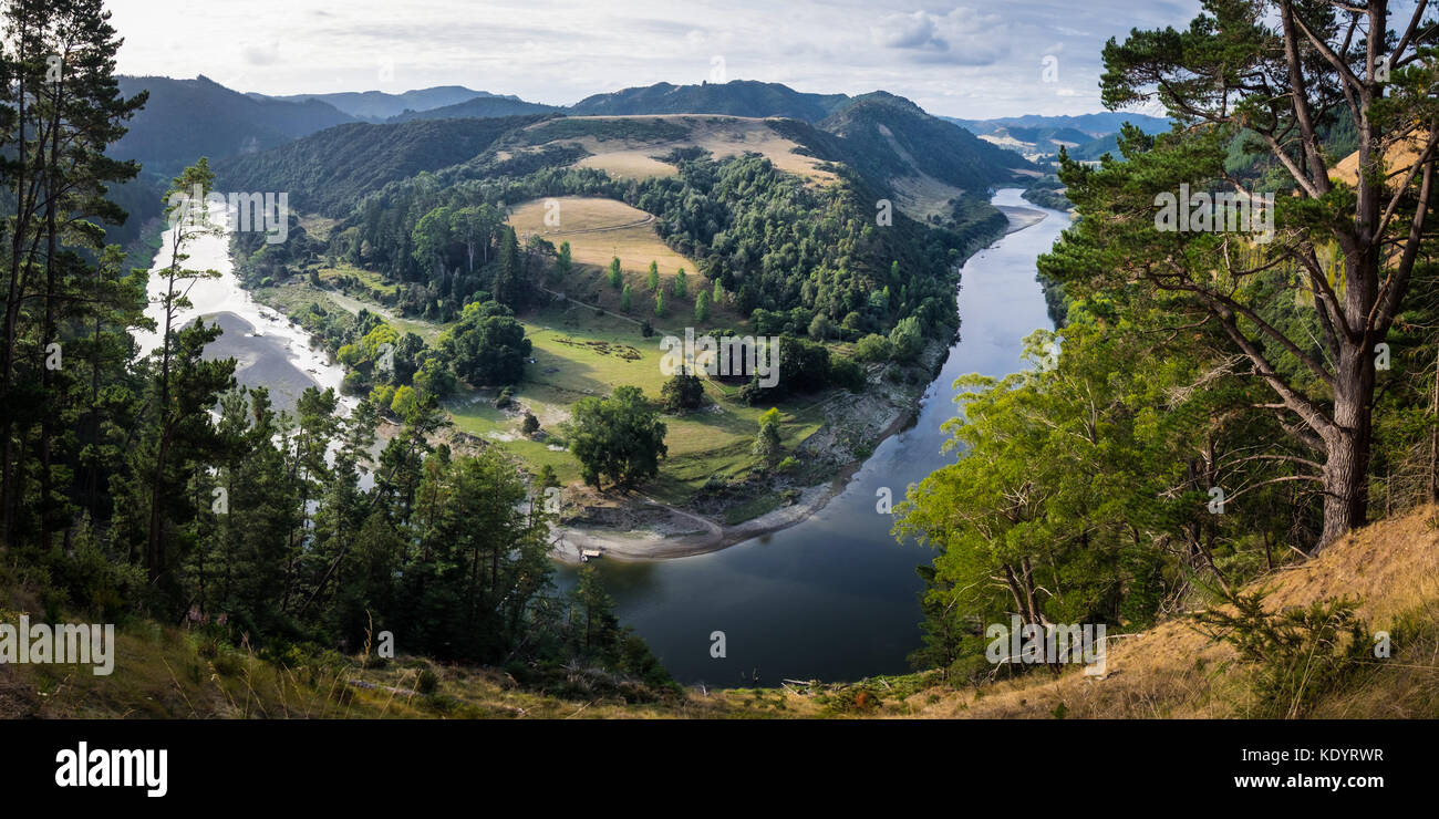 The beautiful landscape of the Whanganui River and surrounding hills ...