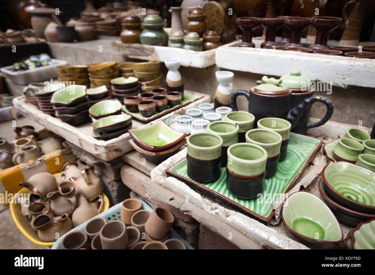 Vintage japanese ceramics old hi-res stock photography and images - Alamy