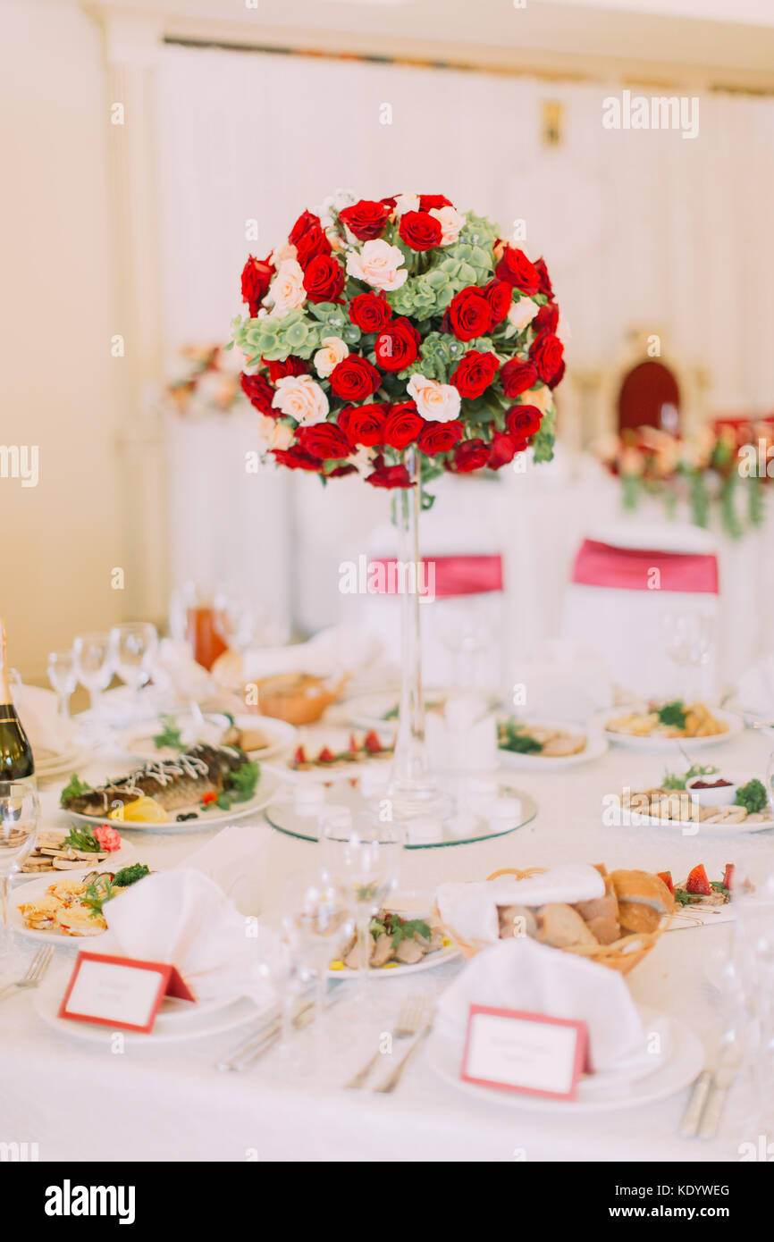 Red roses decorate table wedding hi-res stock photography and images ...