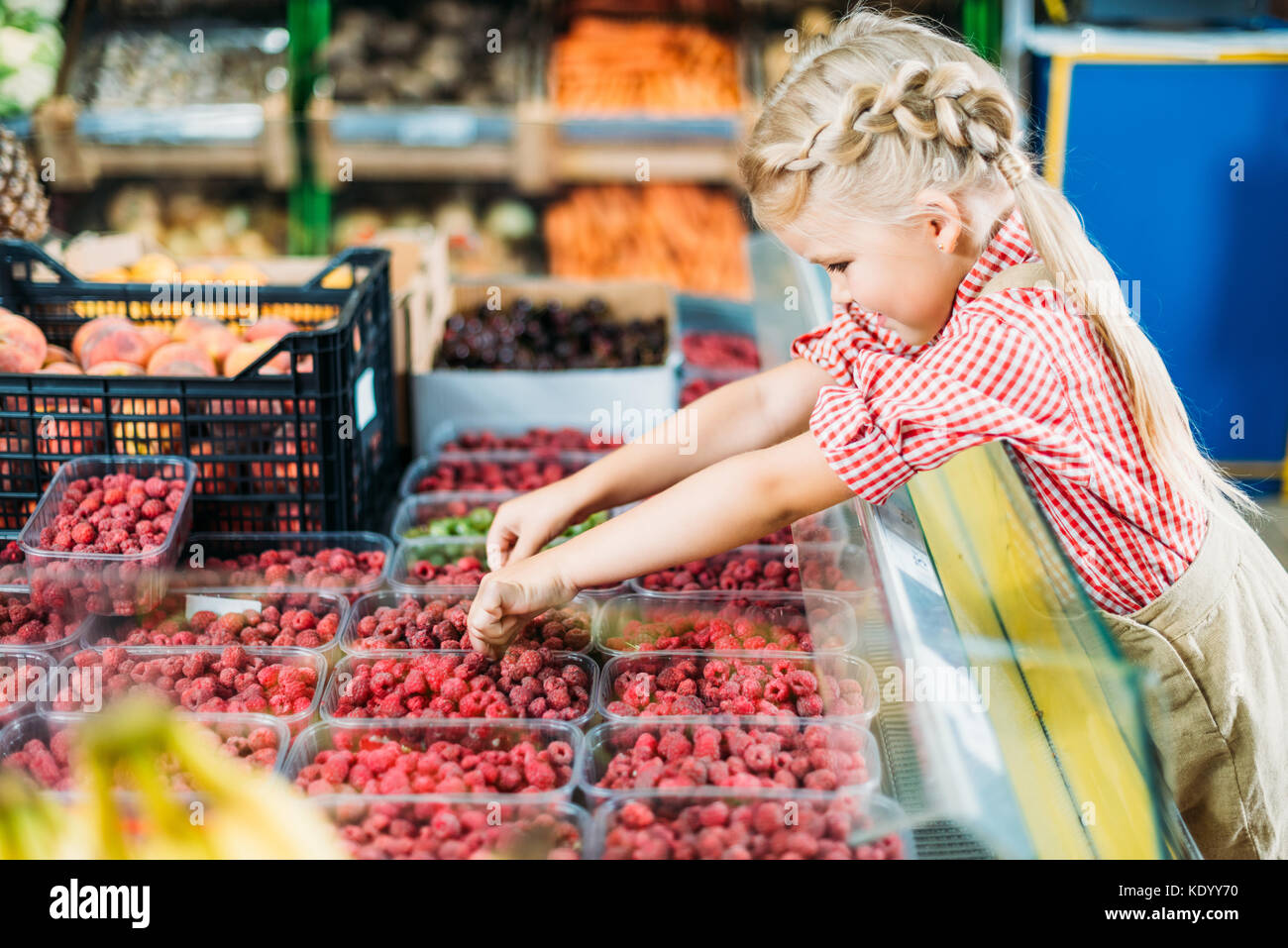 kid in grocery shop Stock Photo - Alamy