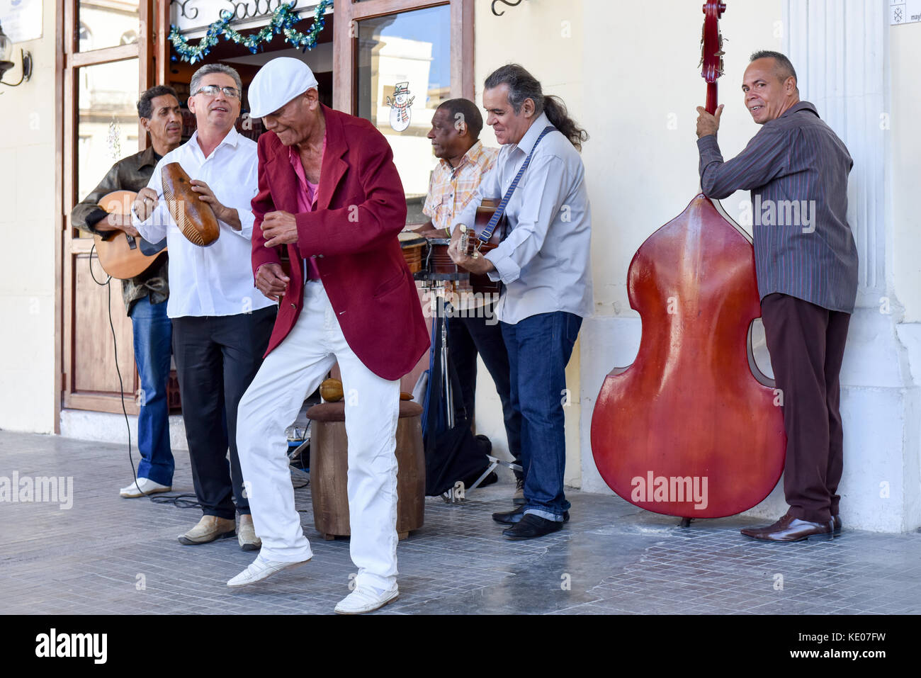 Cuban band playing music Havana Vieja Cuba Stock Photo - Alamy