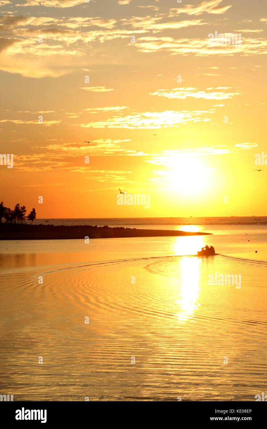 Rongcheng, China. 17th Oct, 2017. Sunrise over the sea in Rongcheng ...