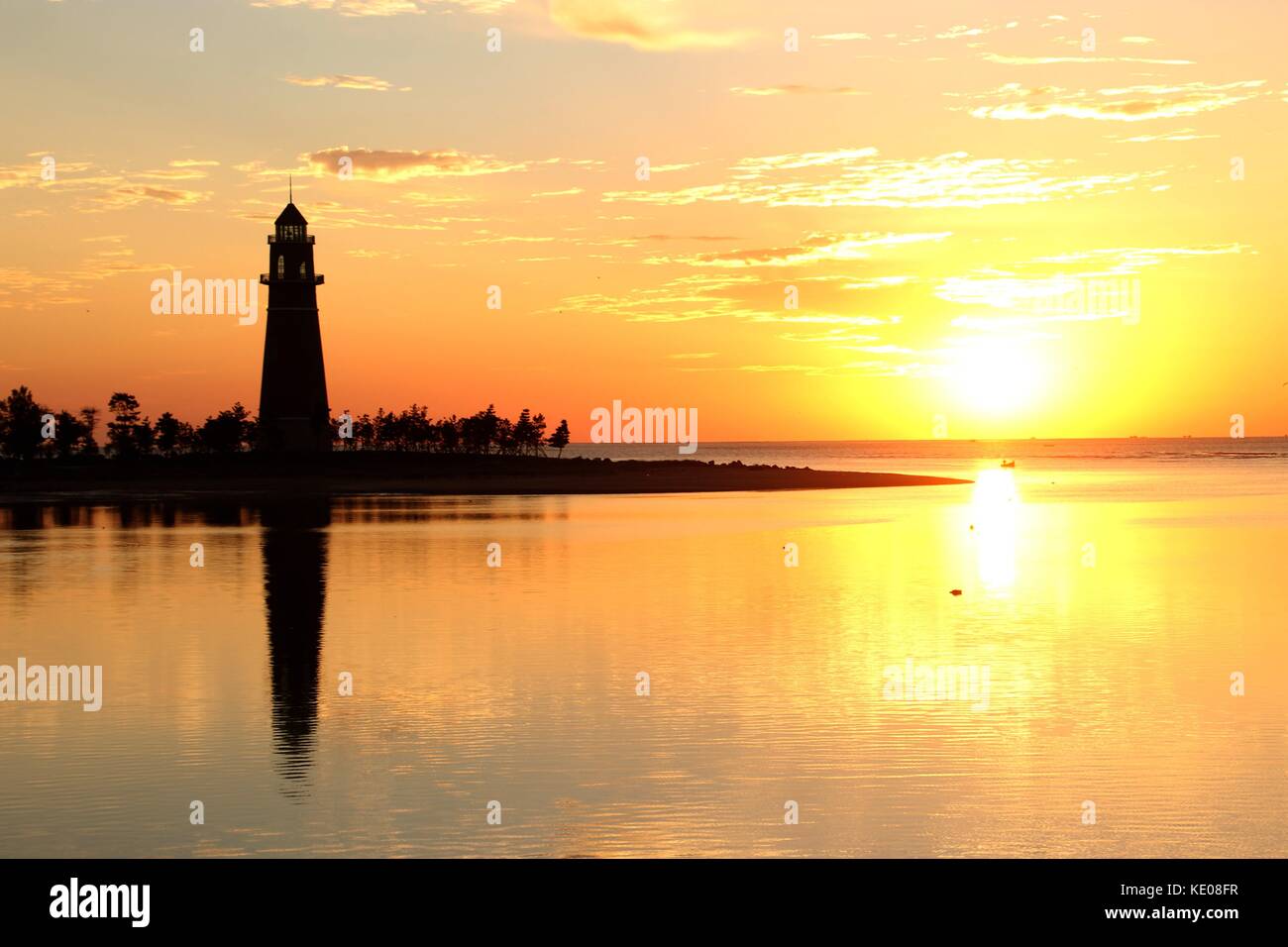 Rongcheng, China. 17th Oct, 2017. Sunrise over the sea in Rongcheng ...