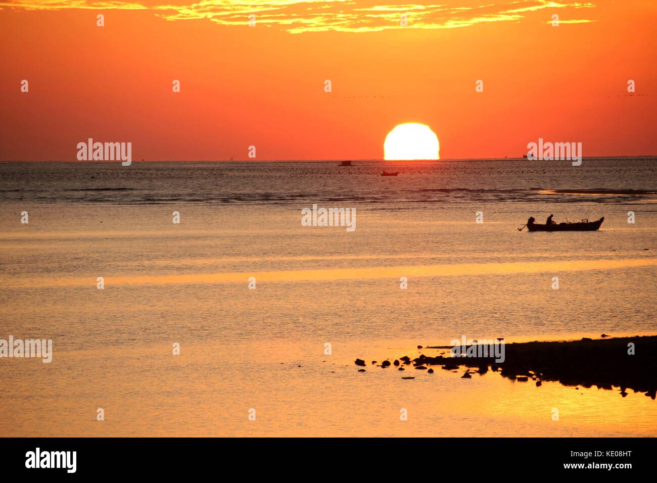 Rongcheng, China. 17th Oct, 2017. Sunrise over the sea in Rongcheng ...