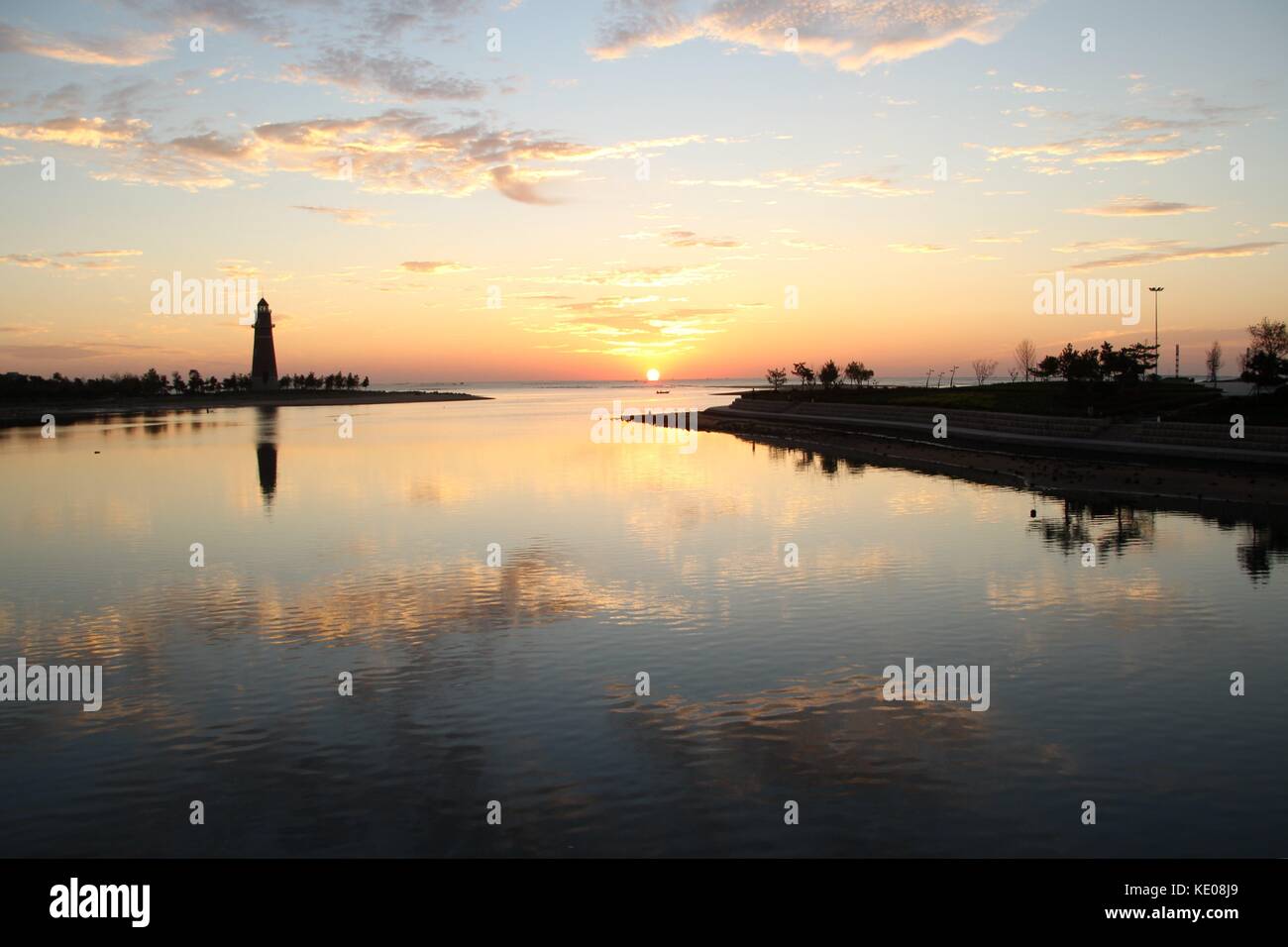Rongcheng, China. 17th Oct, 2017. Sunrise over the sea in Rongcheng ...