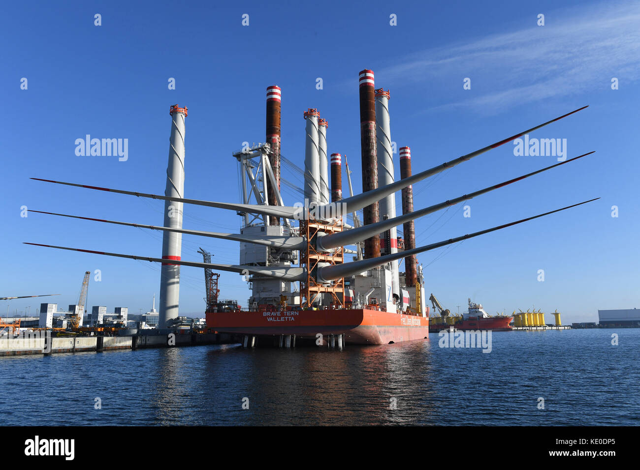 Mukran, Germany. 10th Oct, 2017. The jack-up vessel 'Brave Fern' is ...