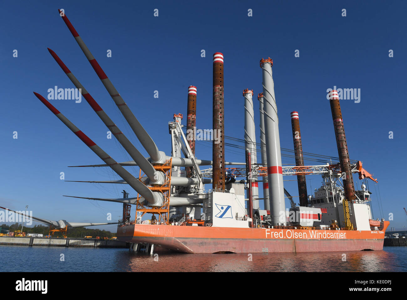 Mukran, Germany. 10th Oct, 2017. The jack-up vessel 'Brave Fern' is ...