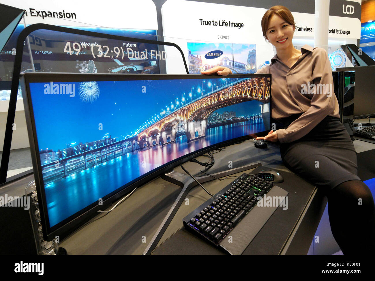 Seoul, South Korea. 17th Oct, 2017. Int'l display show. A model shows ...