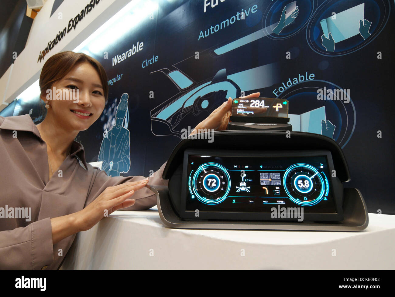 Seoul, South Korea. 17th Oct, 2017. Int'l display show. A model shows ...