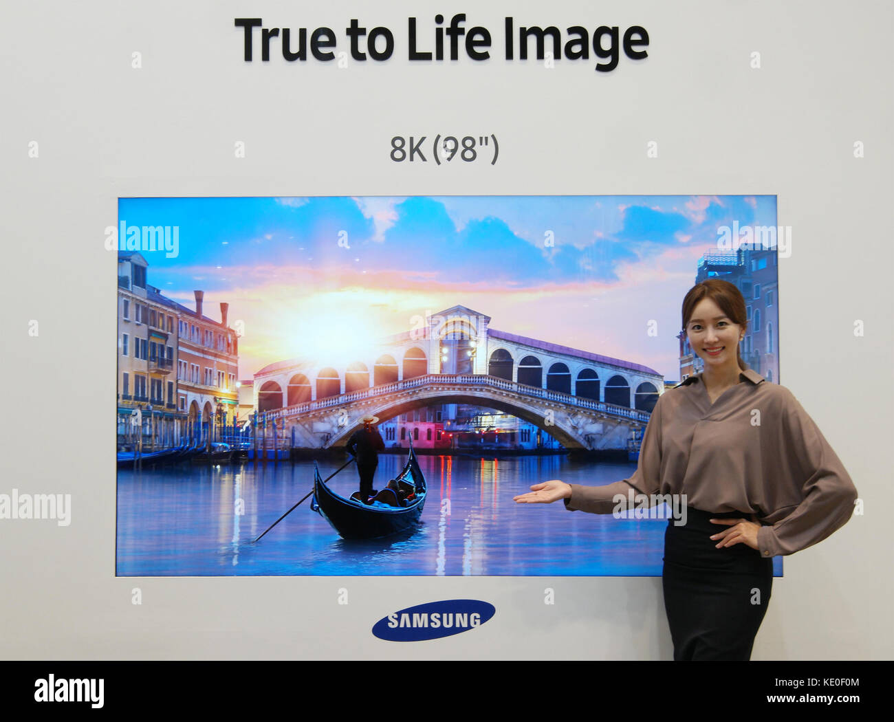 Seoul, South Korea. 17th Oct, 2017. Int'l display show. A model shows ...