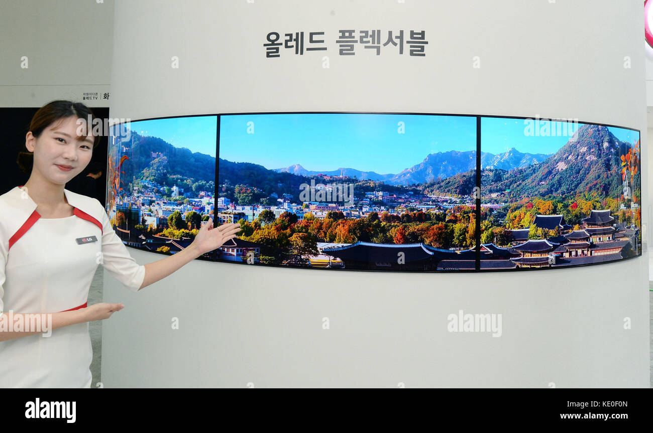 Seoul, South Korea. 17th Oct, 2017. Int'l display show. A model shows ...