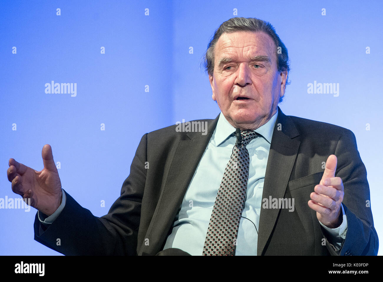 The former German chancellor Gerhard Schroeder can be seen speaking at ...