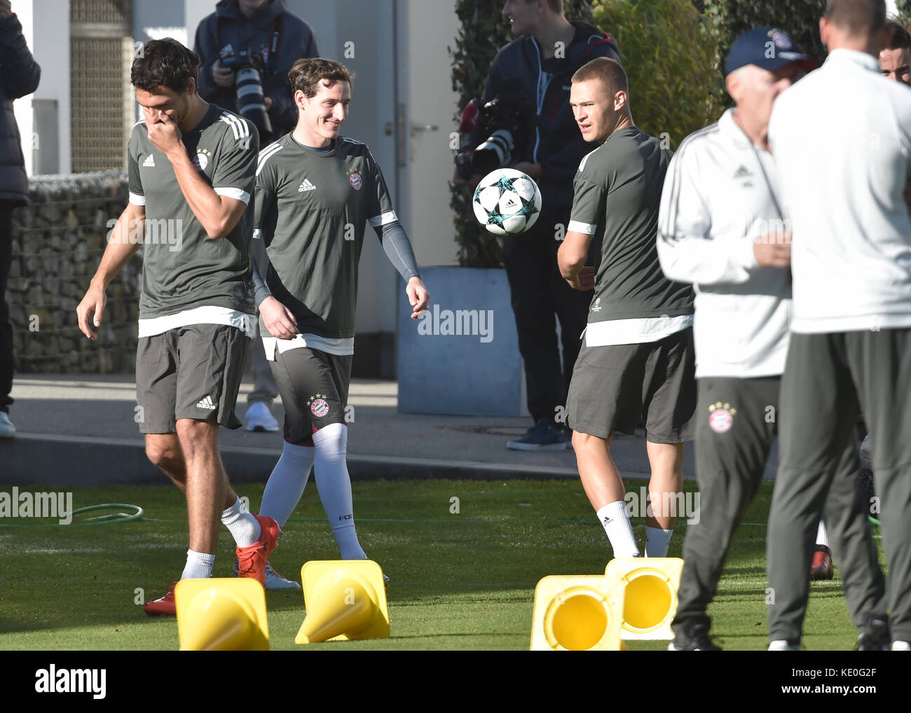 Munich, Germany. 17th Oct, 2017. Bayern's Mats Hummels (L-R), Sebastian ...