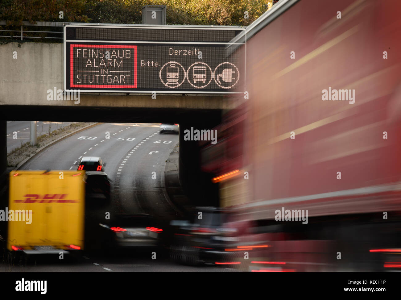 dpatop - A sign warns drivers of "Particulate matter" in Stuttgart ...