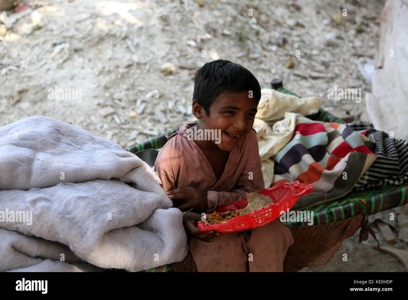 Islamabad, Pakistan. 17th Oct, 2017. A boy smiles while eating food at ...