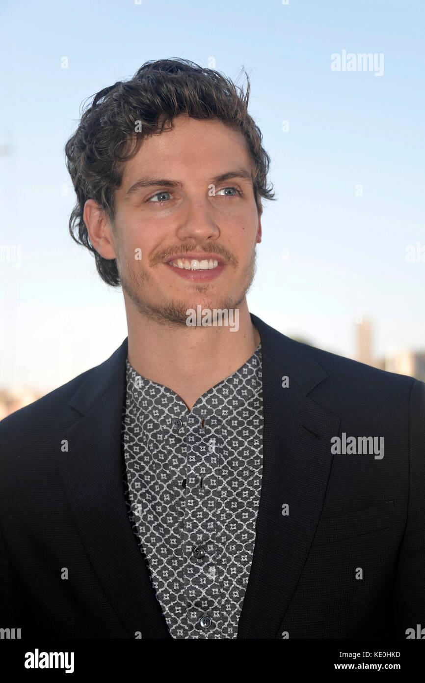 Cannes, France. 16th Oct, 2017. The actor Daniel Sharman posing during ...