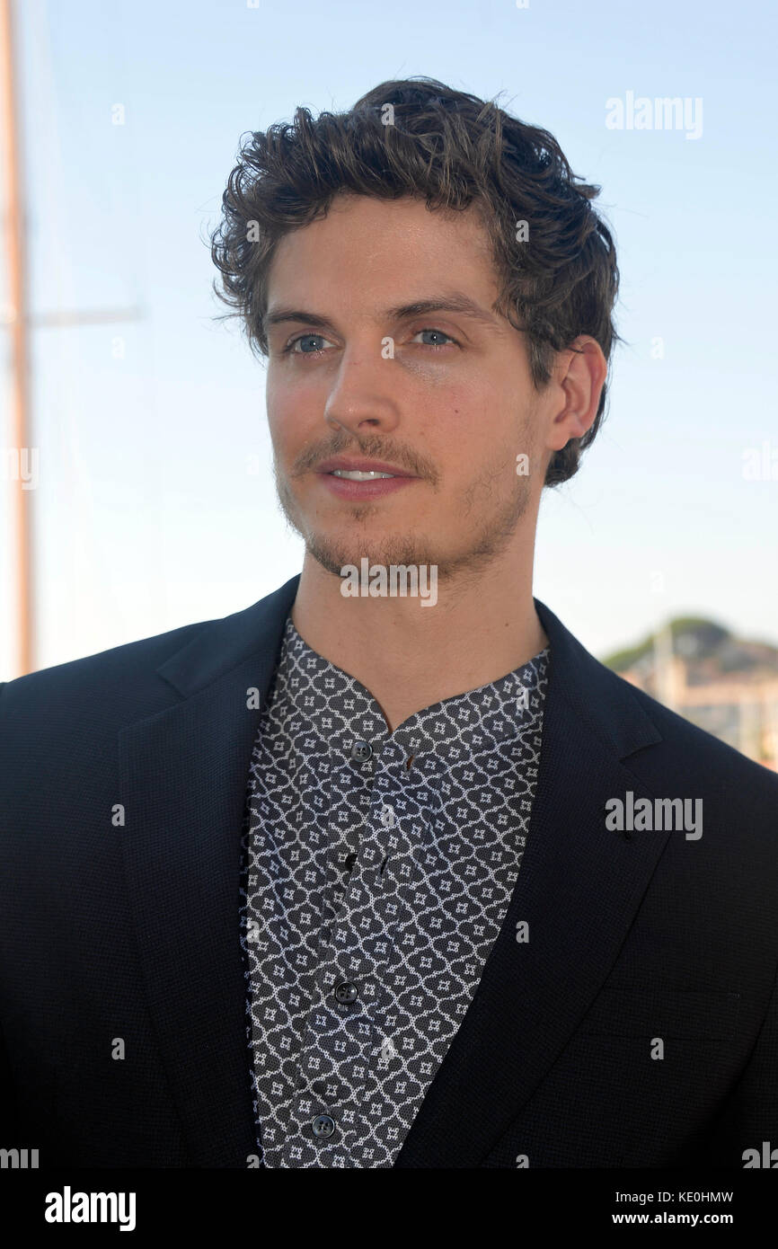 Cannes, France. 16th Oct, 2017. The actor Daniel Sharman posing during ...