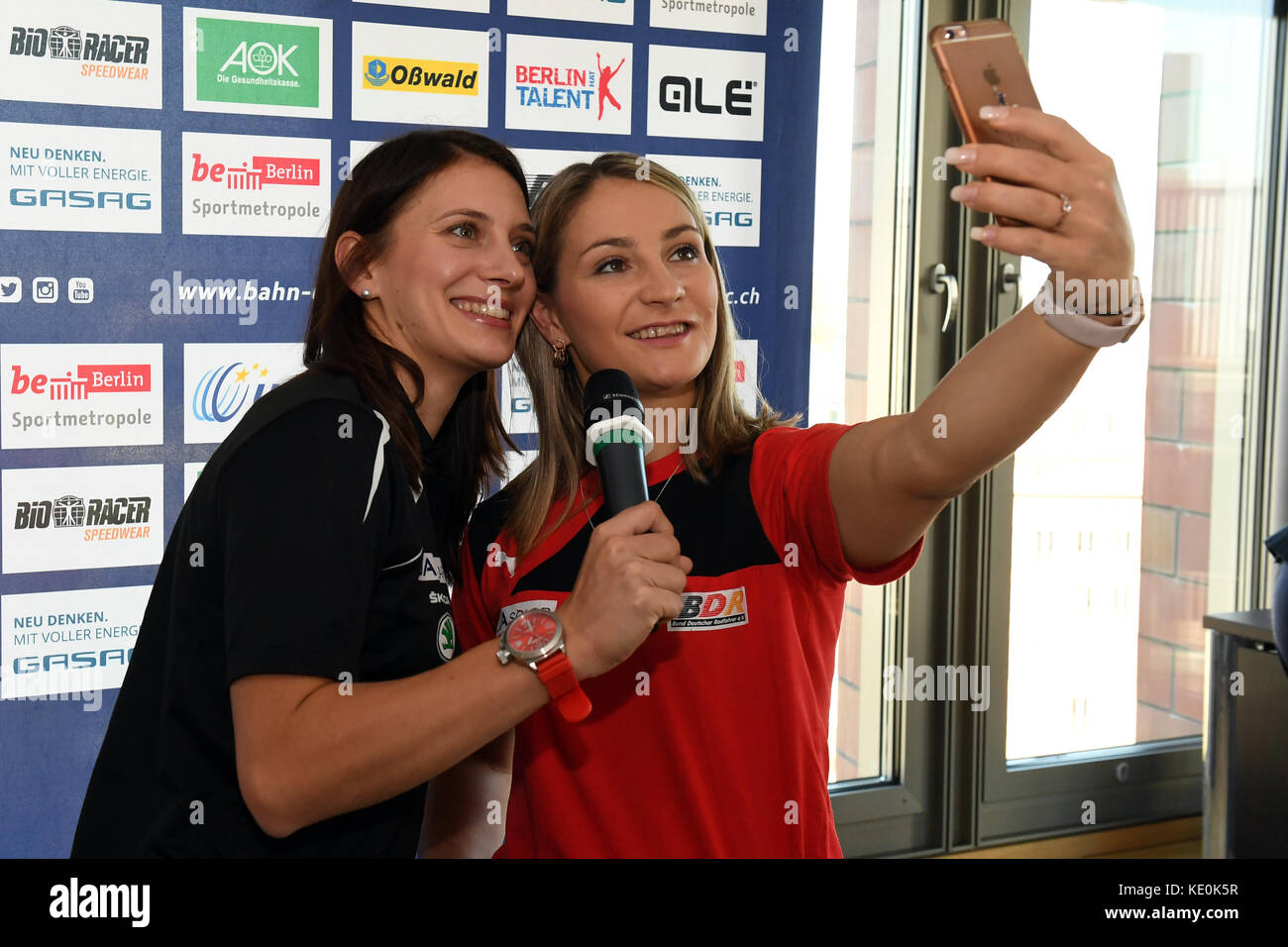 Berlin, Germany. 17th Oct, 2017. The cyclists Miriam Welte (L) and ...