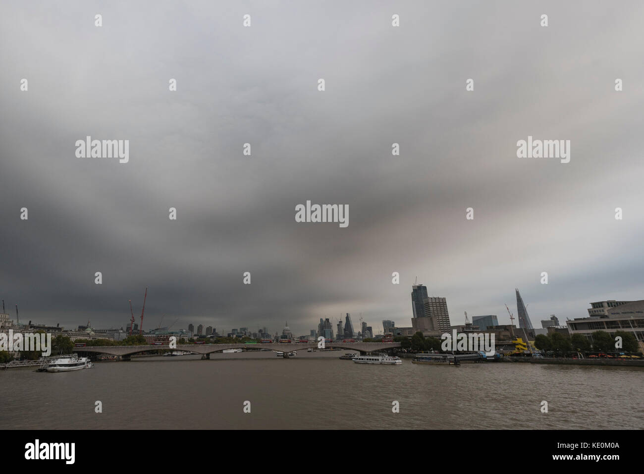 London, UK. 17th Oct, 2017. UK weather: Low gloomy cloud lingers over ...