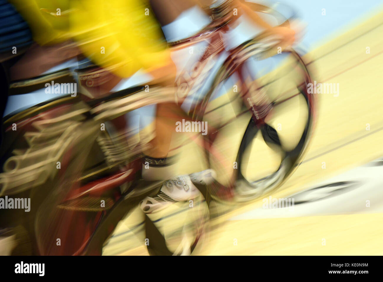 Berlin, Germany. 17th Oct, 2017. Cyclists train for the indoor bike ...