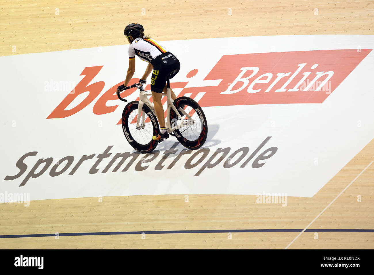 Berlin, Germany. 17th Oct, 2017. A German cyclist trains for the indoor ...