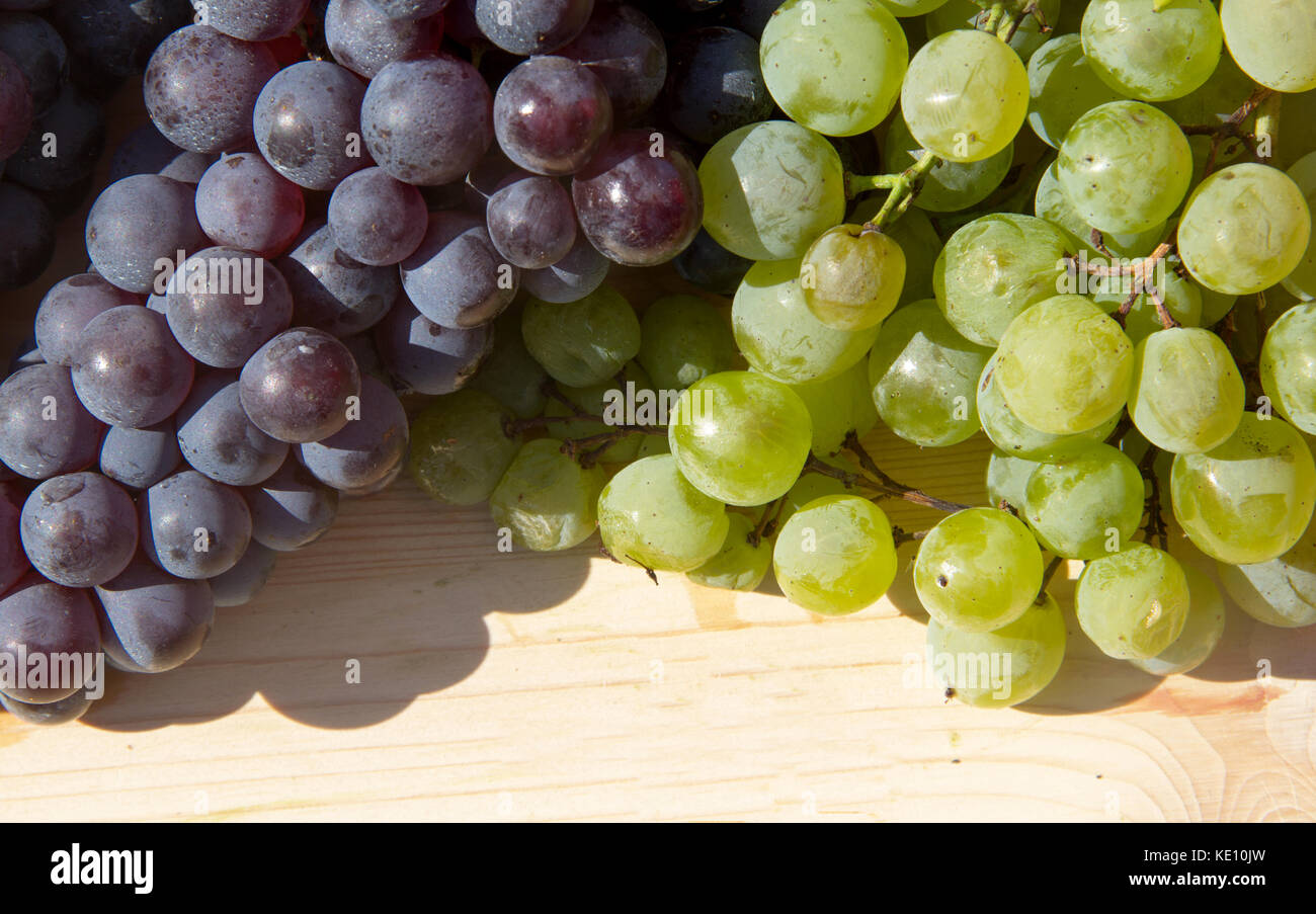 red and white grapes on the table Stock Photo - Alamy